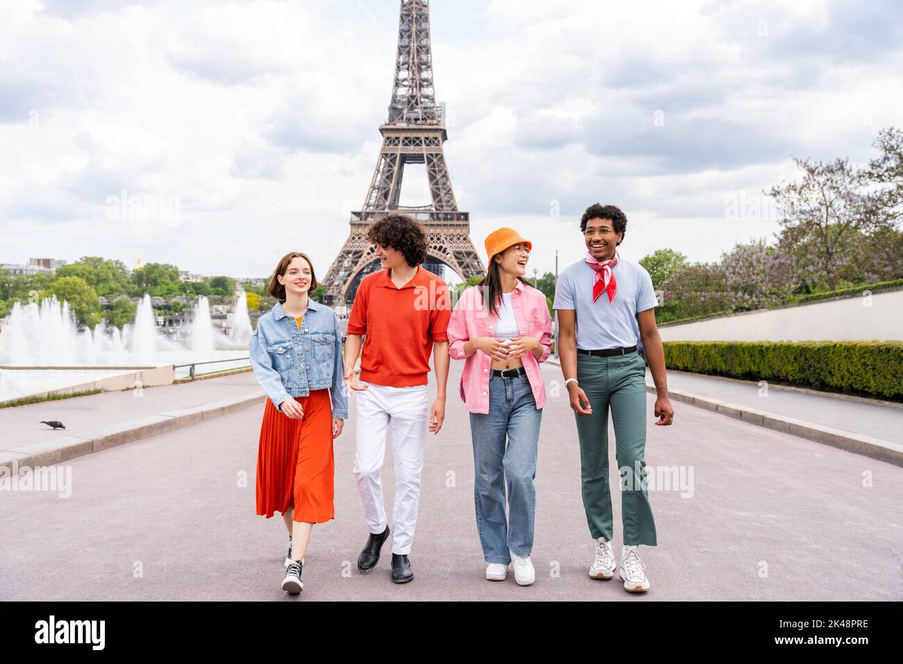 Group of young happy friends visiting Paris and Eiffel Tower, Trocadero ...