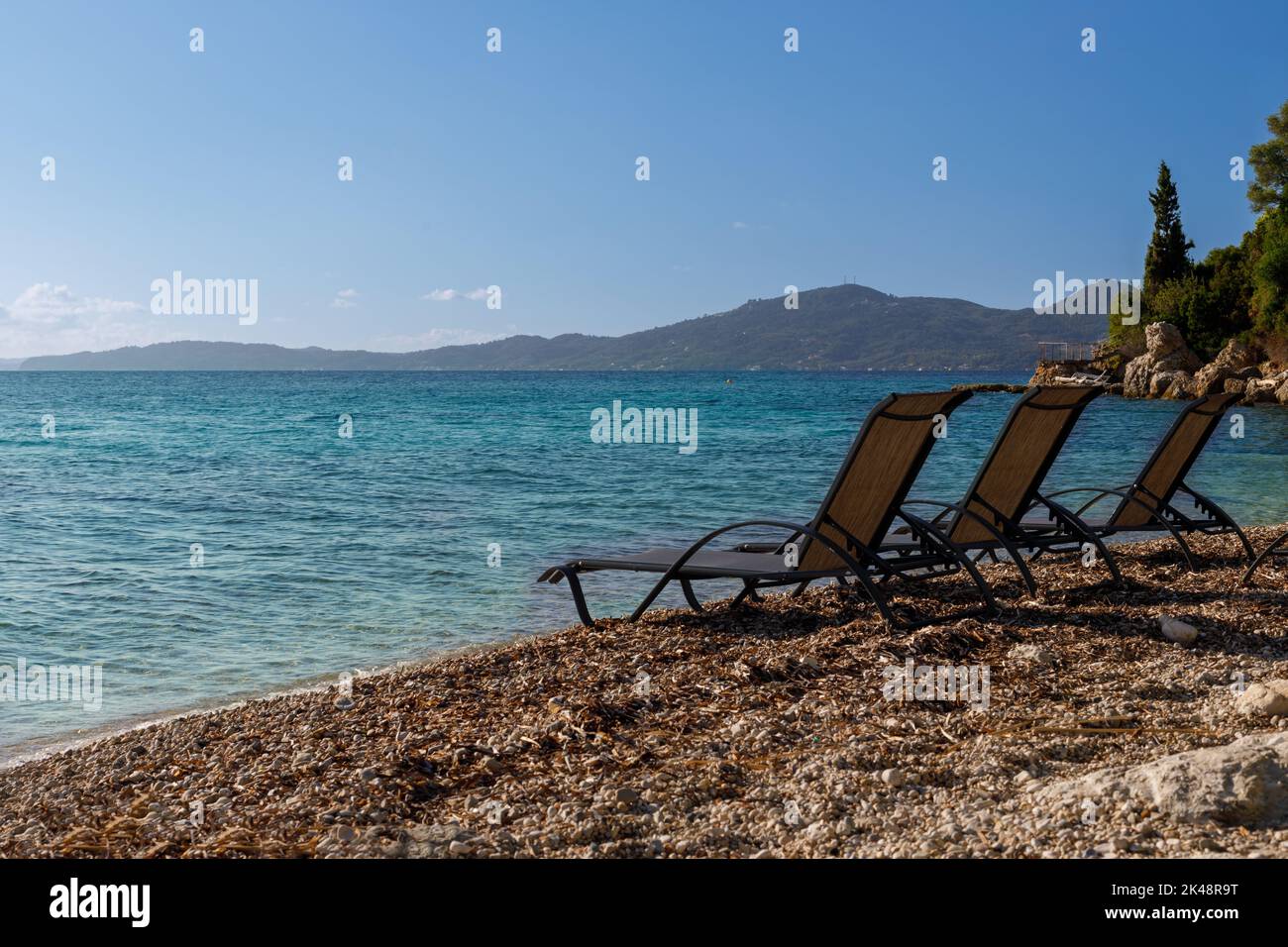 Three chairs are set up on the beach by the sea, good atmosphere ...