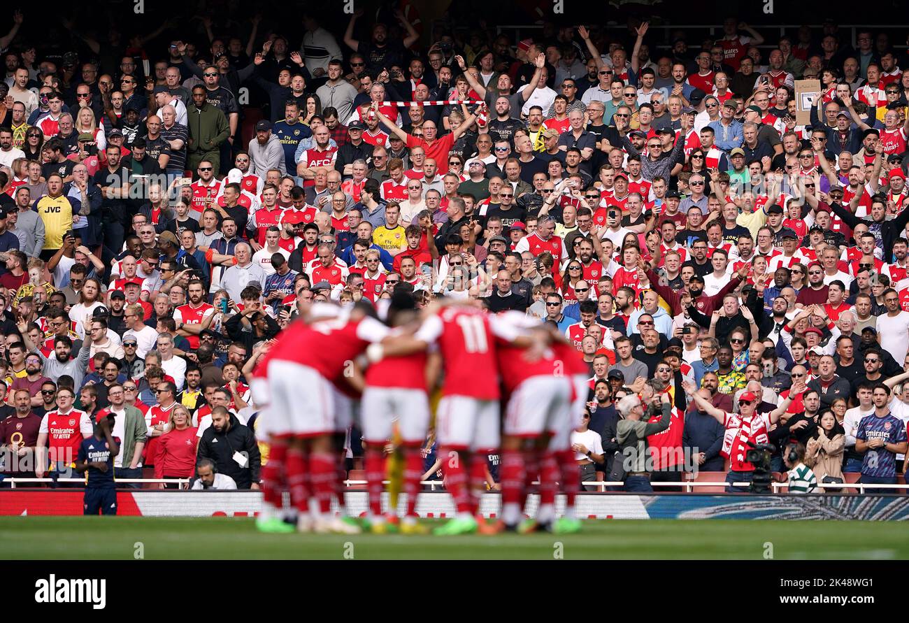 Tottenham hotspur players huddle hi-res stock photography and images ...