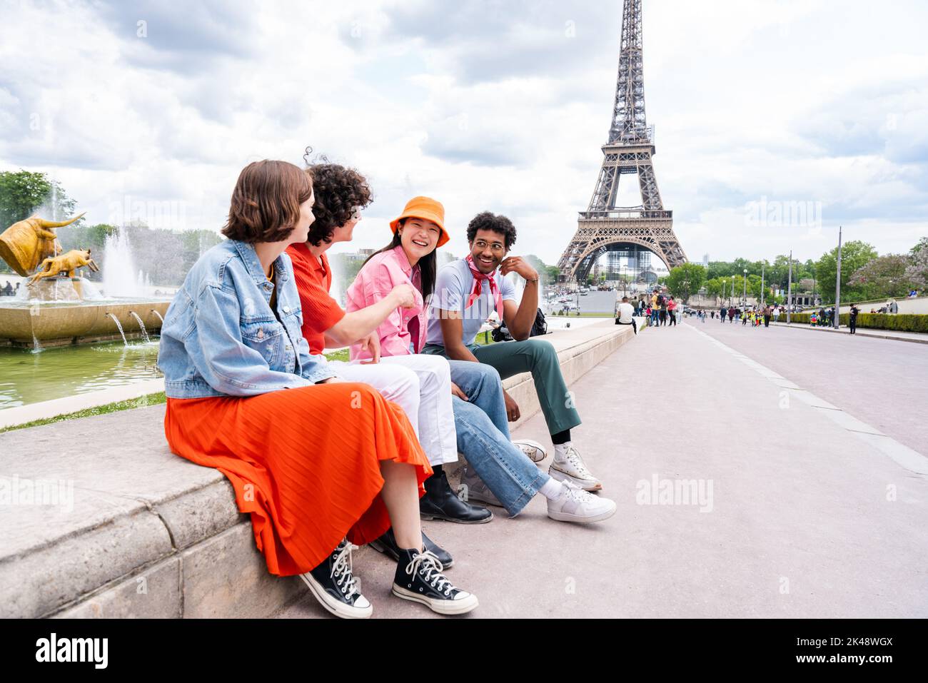 Group of young happy friends visiting Paris and Eiffel Tower, Trocadero ...