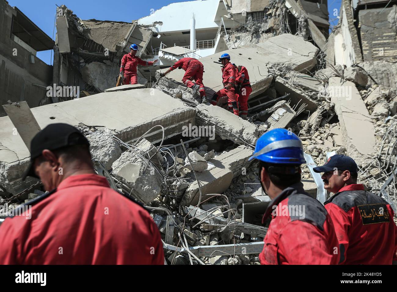 Baghdad, Iraq. 01st Oct, 2022. Iraqi emergency and rescue personnel ...