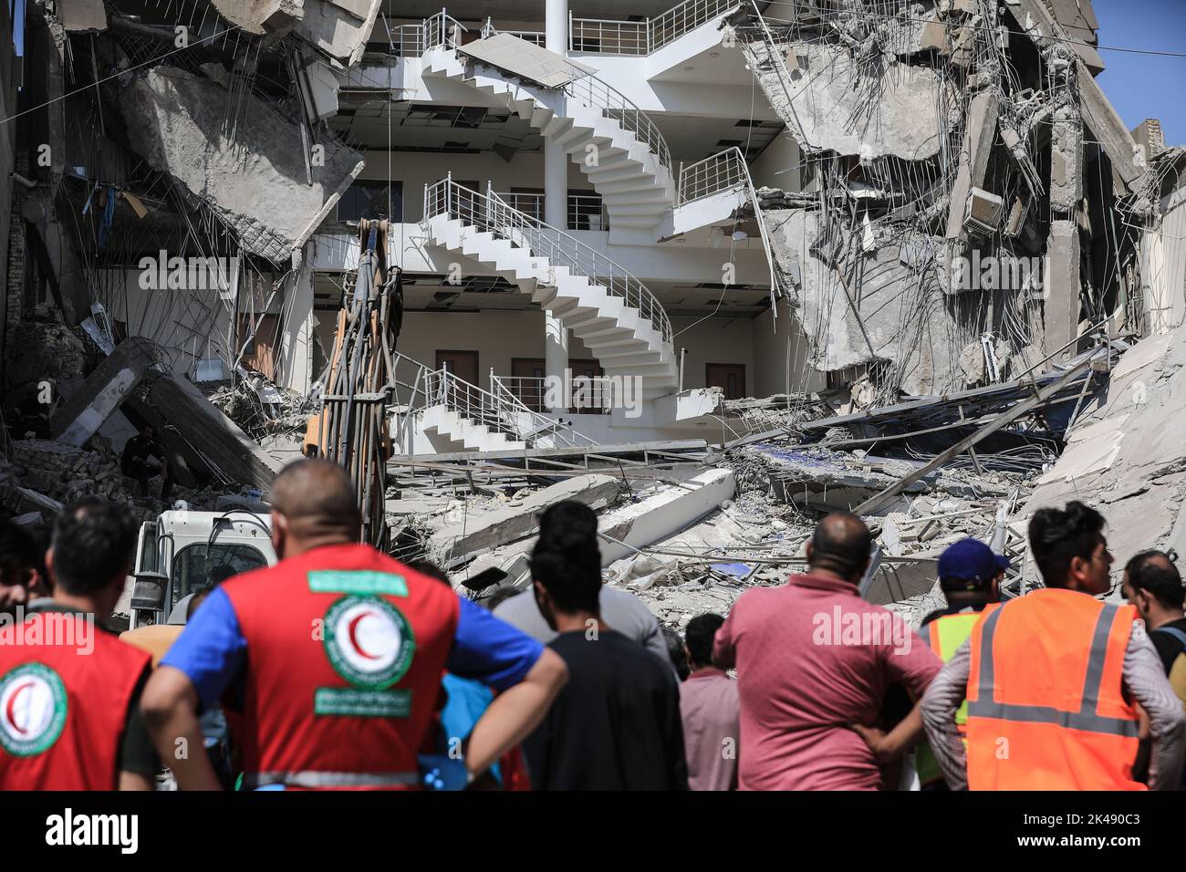 Baghdad, Iraq. 01st Oct, 2022. Iraqi emergency and rescue personnel ...