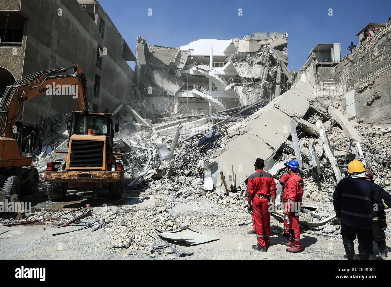 Baghdad, Iraq. 01st Oct, 2022. Iraqi emergency and rescue personnel ...