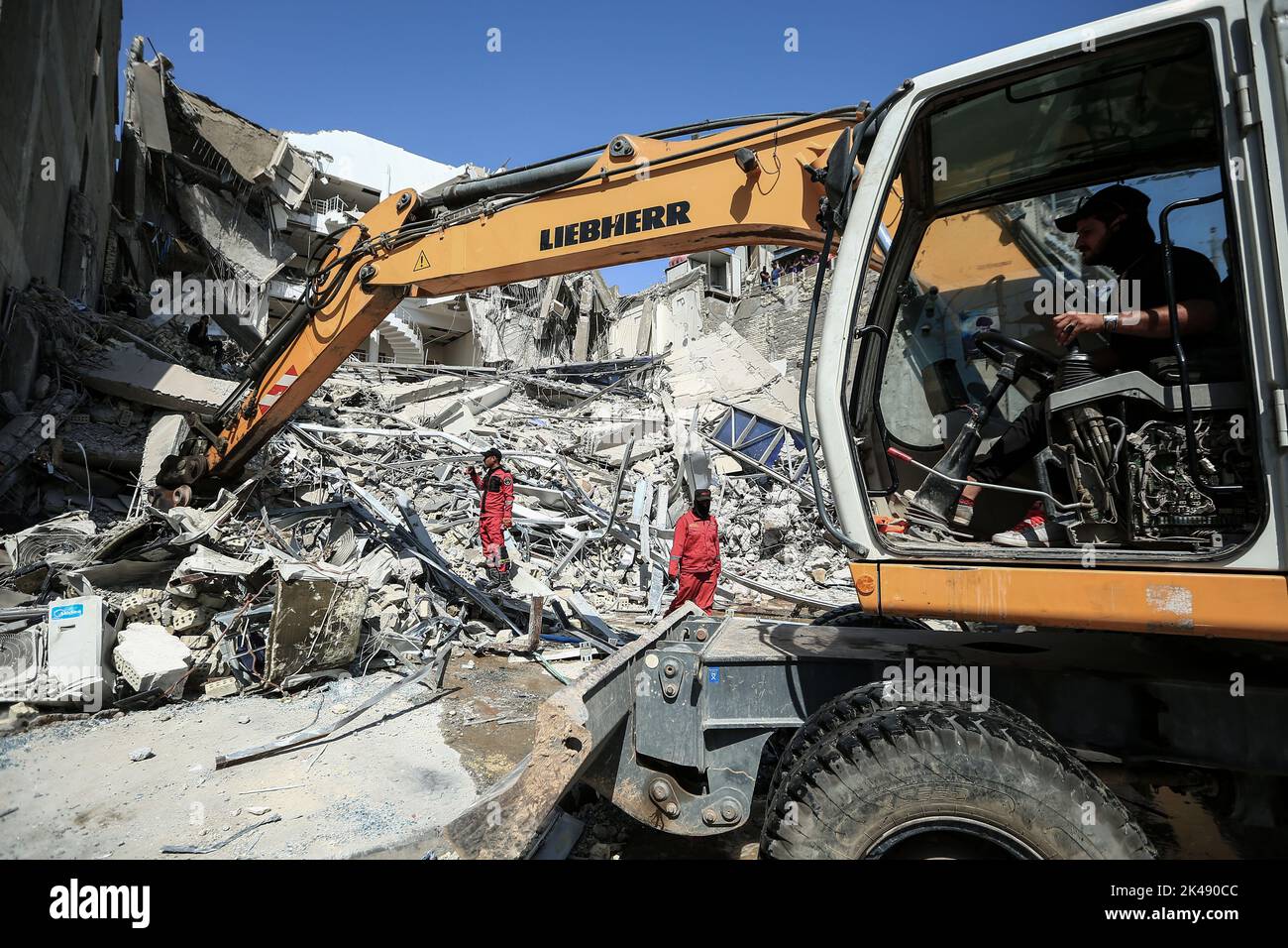 Baghdad, Iraq. 01st Oct, 2022. Iraqi emergency and rescue personnel ...
