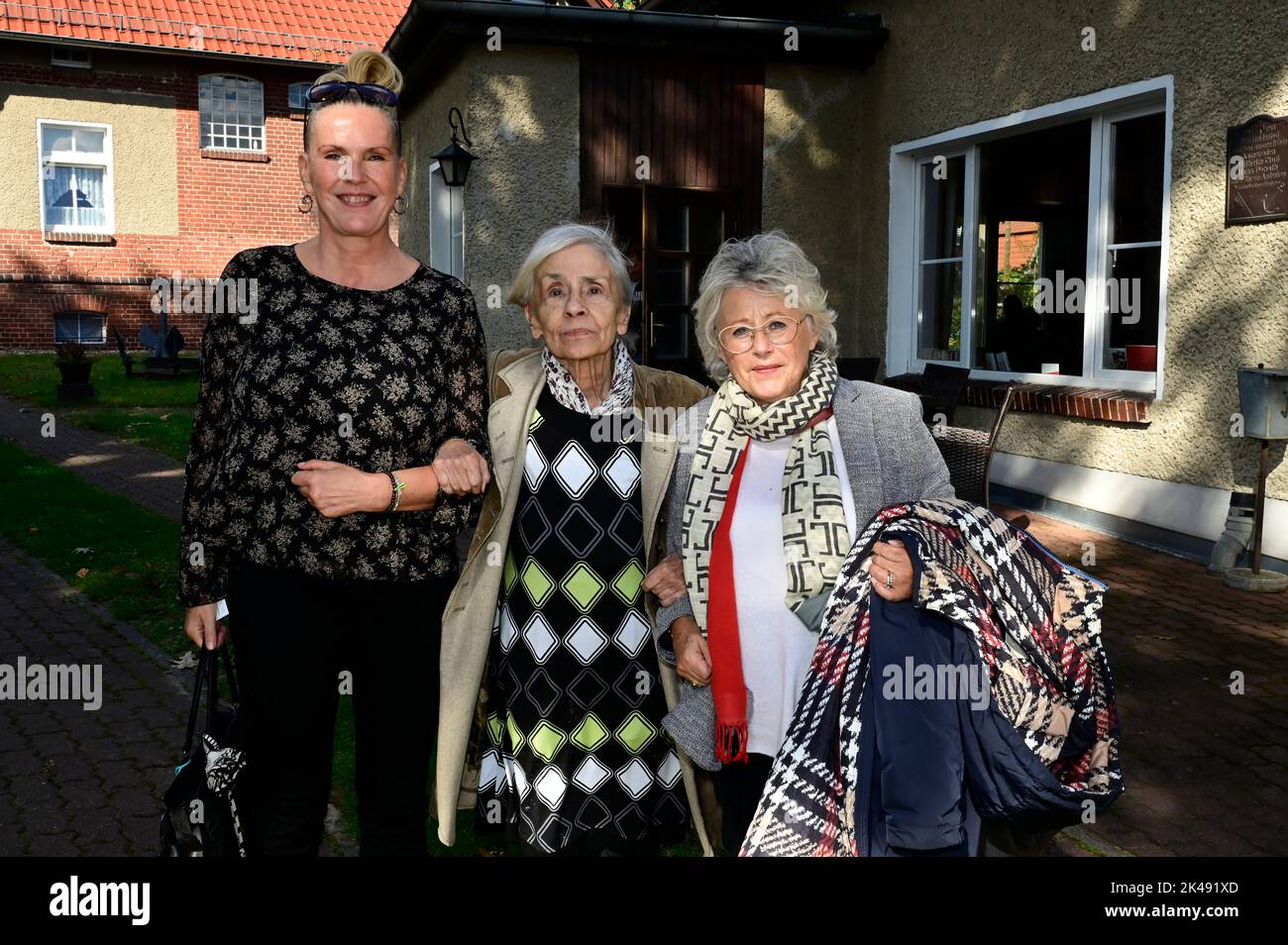 Angelika Honig, Evelin Matt und Brigitte Eisenfeld bei der Trauerfeier ...