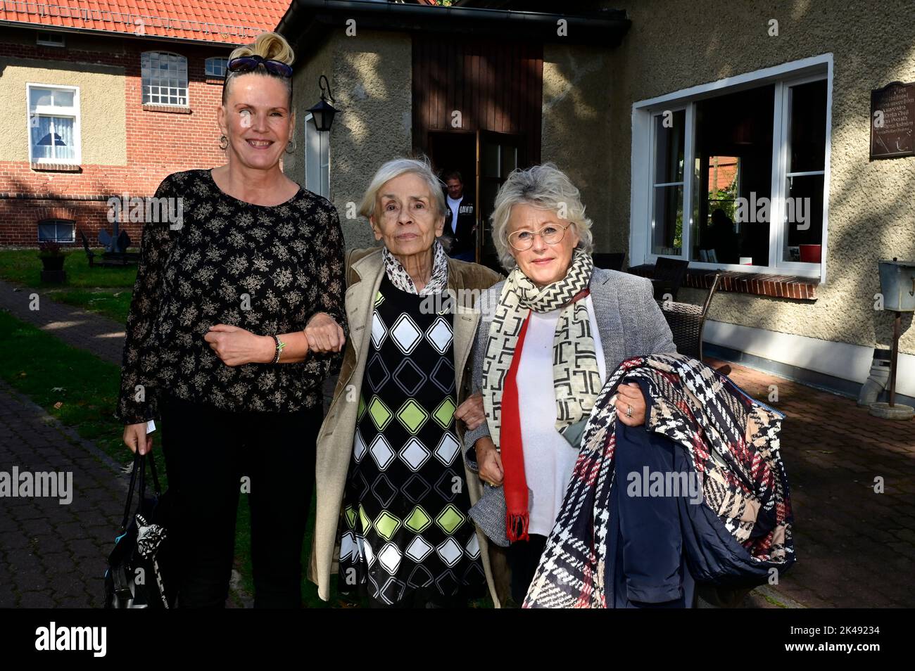 Angelika Honig, Evelin Matt und Brigitte Eisenfeld bei der Trauerfeier ...