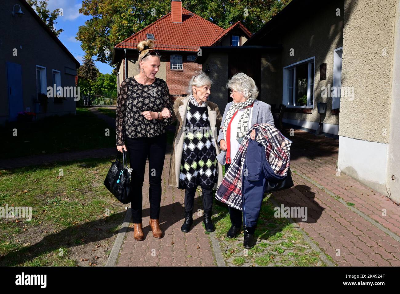 Angelika Honig, Evelin Matt und Brigitte Eisenfeld bei der Trauerfeier ...