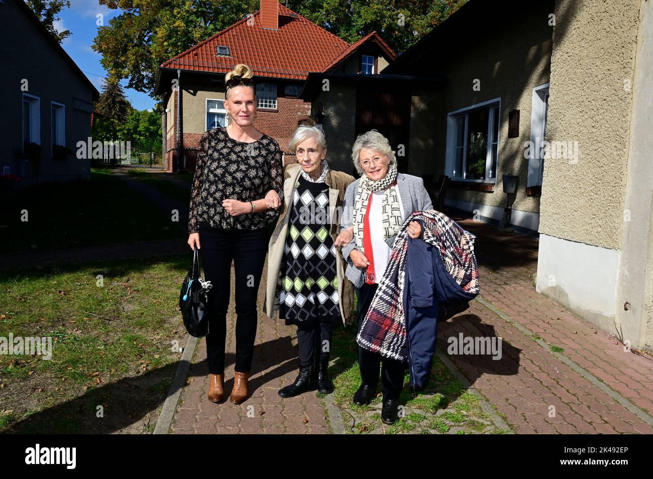 Angelika Honig, Evelin Matt und Brigitte Eisenfeld bei der Trauerfeier ...