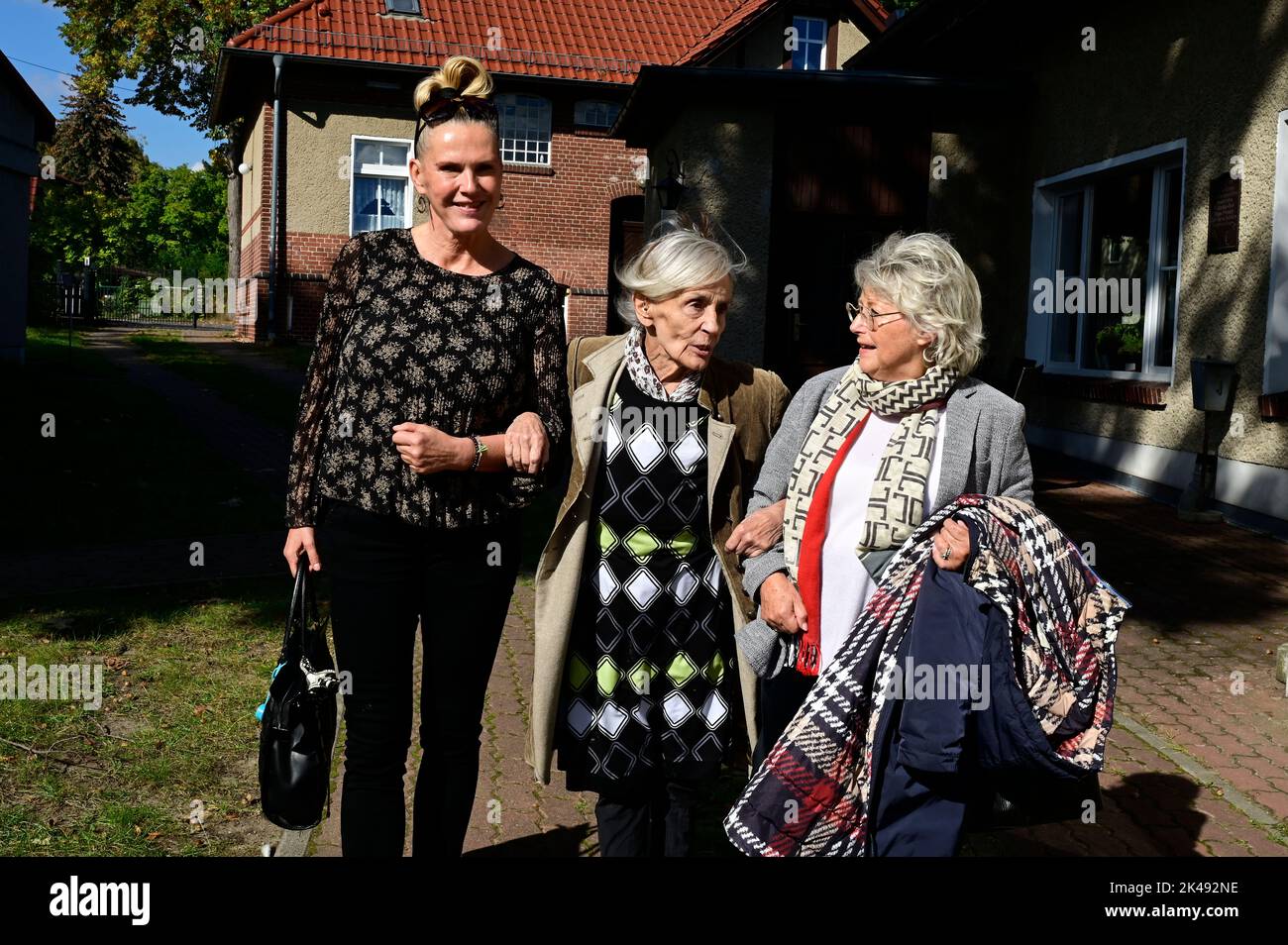 Angelika Honig, Evelin Matt und Brigitte Eisenfeld bei der Trauerfeier des Schauspielers Heinz ...