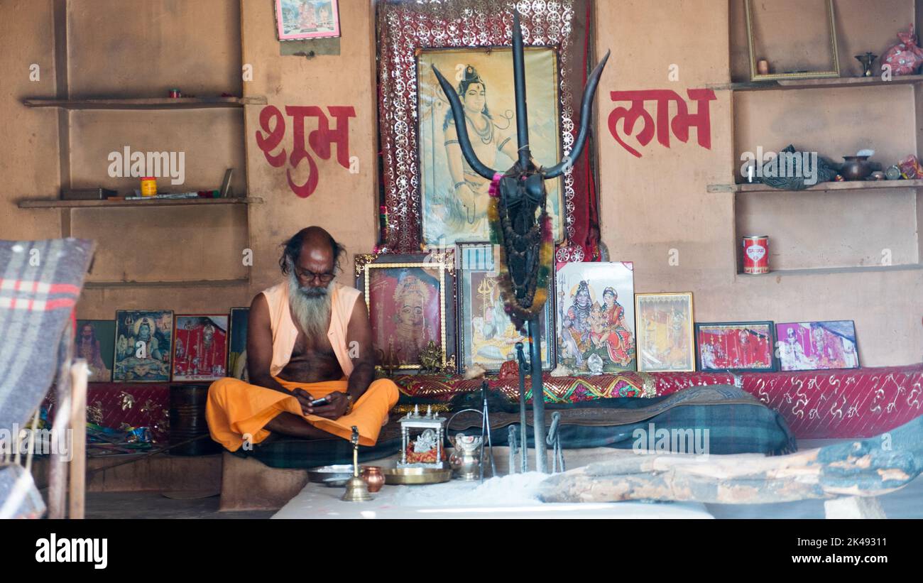 Indian old man priest sadhu hi-res stock photography and images - Alamy