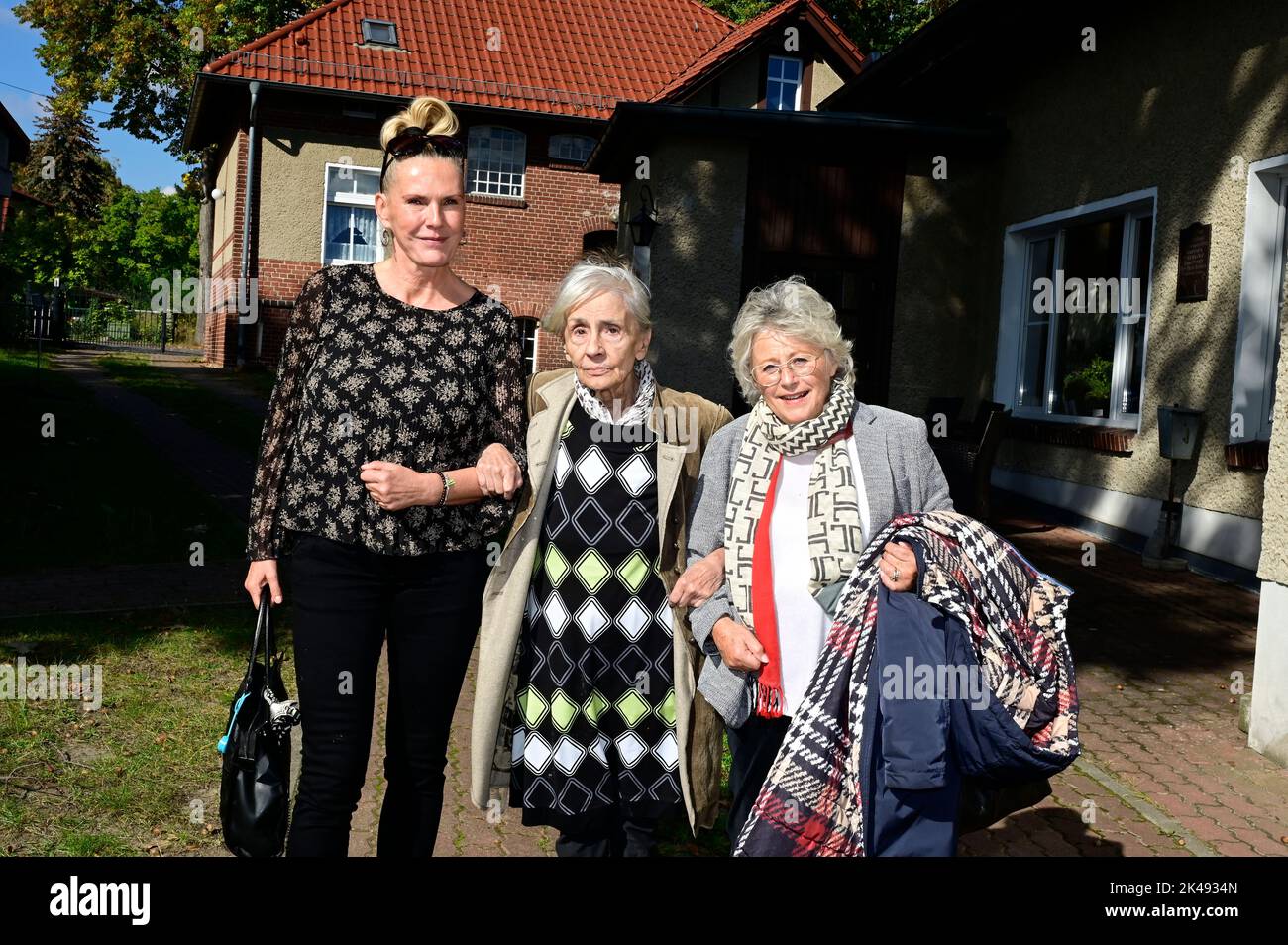 Angelika Honig, Evelin Matt und Brigitte Eisenfeld bei der Trauerfeier ...