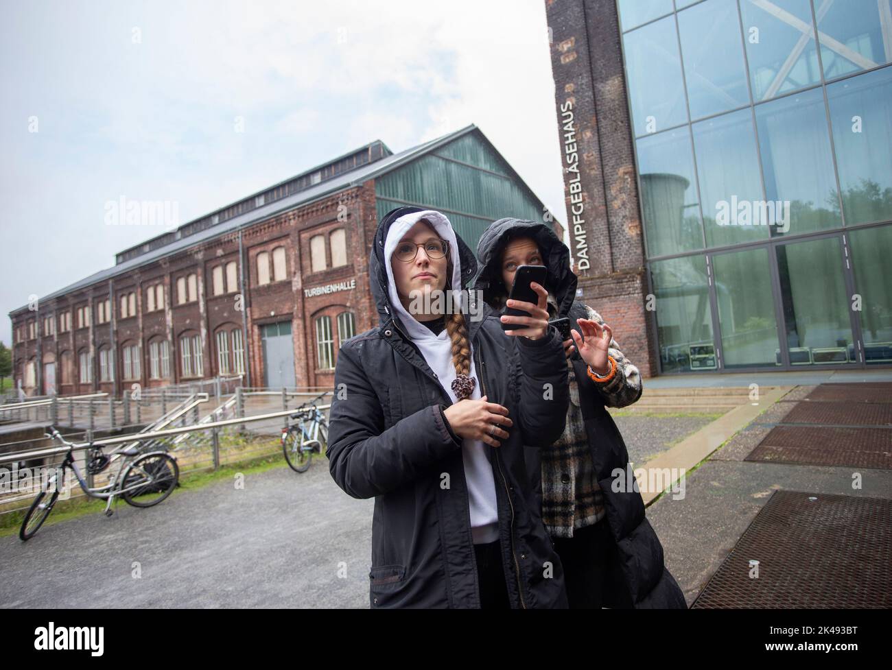 Bochum, Germany. 01st Oct, 2022. The two participants Fabienne (l) and ...