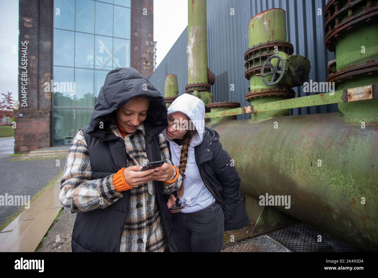 Bochum, Germany. 01st Oct, 2022. The two participants Nina (l) and Fabienne of the German Escape ...