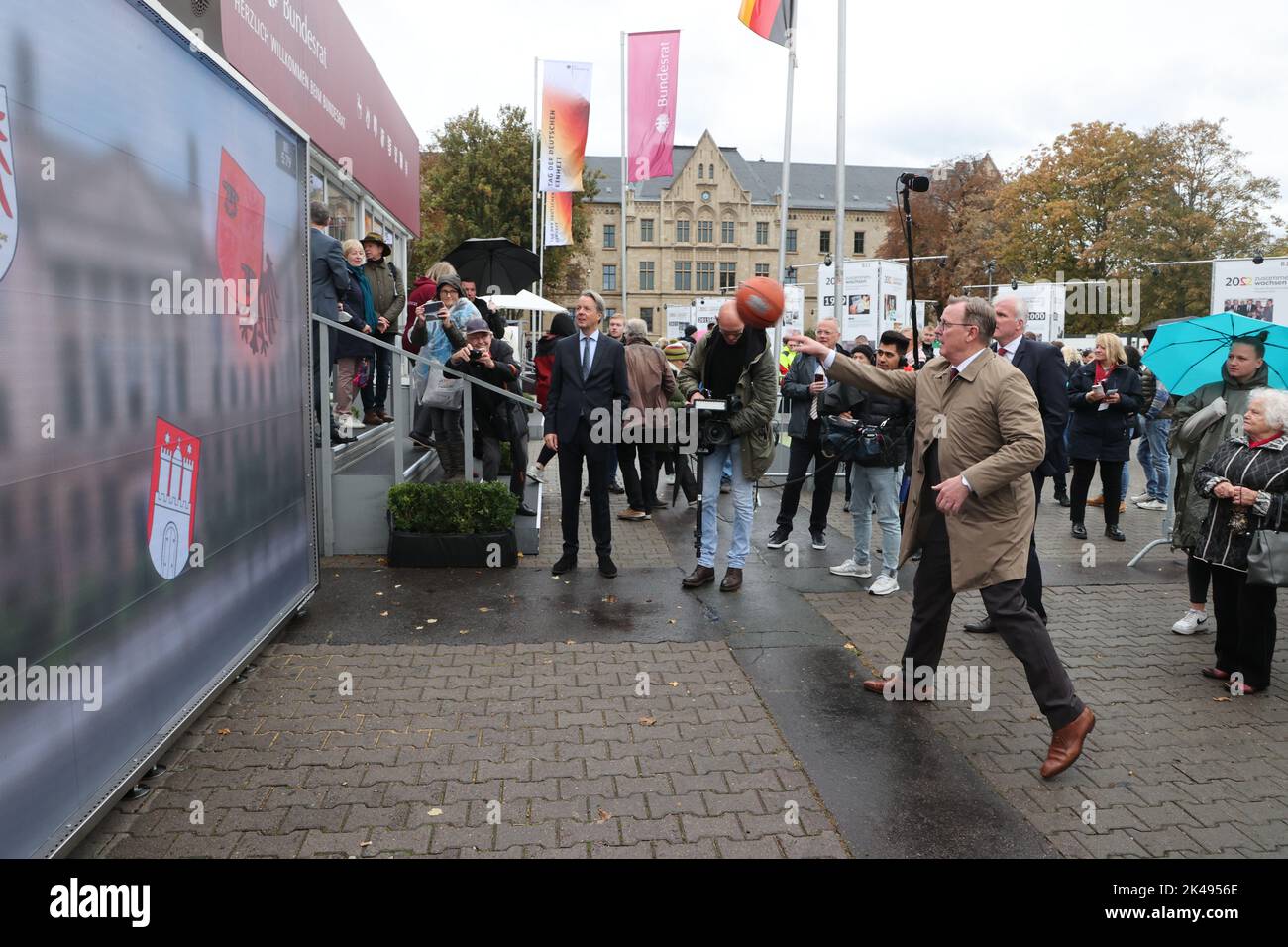 Erfurt, Germany. 01st Oct, 2022. Bodo Ramelow (Die Linke, r), prime ...