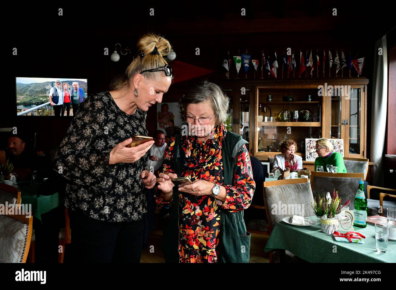 Angelika Honig und Birgit Behrens-Otto bei der Trauerfeier des ...