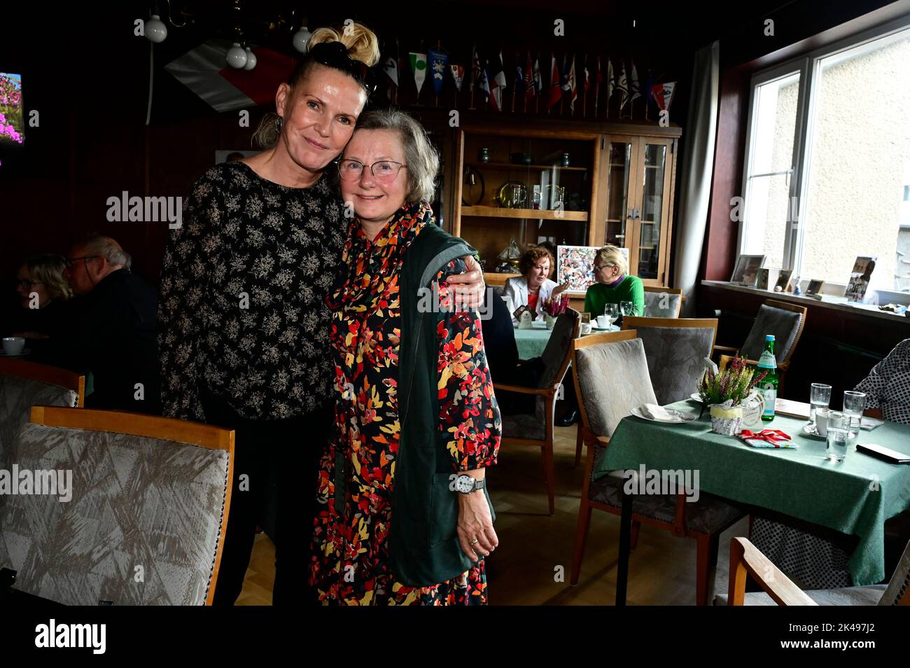 Angelika Honig und Birgit Behrens-Otto bei der Trauerfeier des ...
