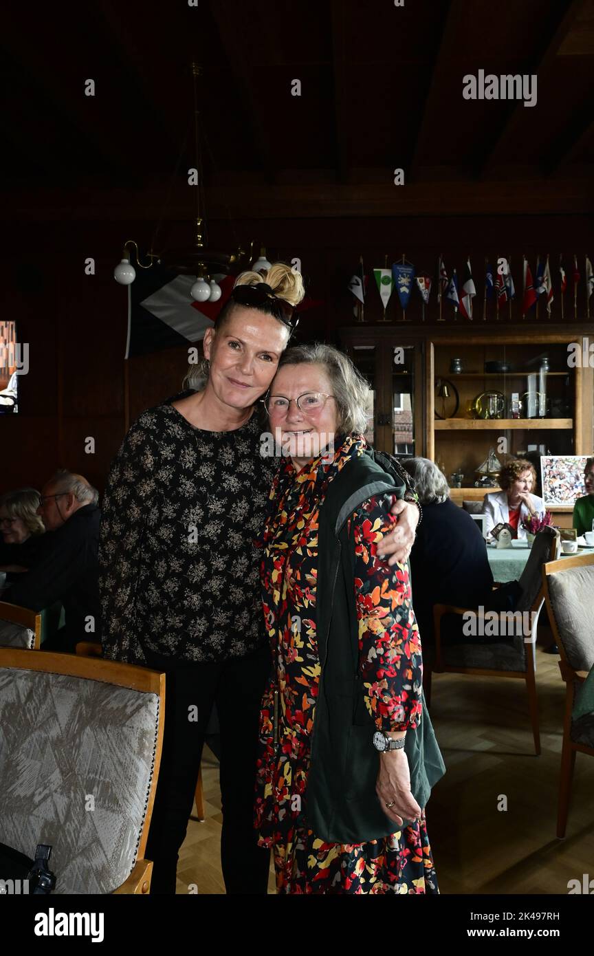 Angelika Honig und Birgit Behrens-Otto bei der Trauerfeier des ...