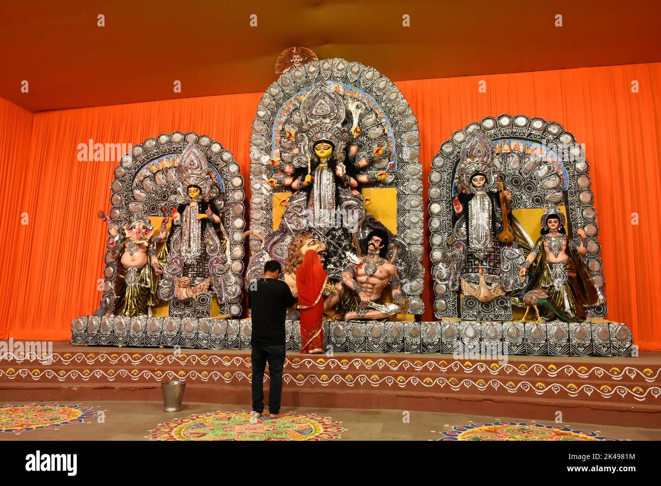New Delhi, India. 01st Oct, 2022. On Panchami day, a lady prays at a ...