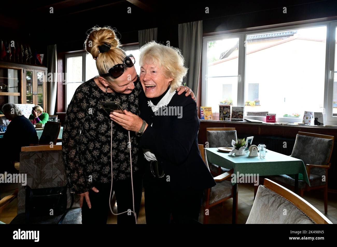 Angelika Honig und Monika Unferferth bei der Trauerfeier des ...