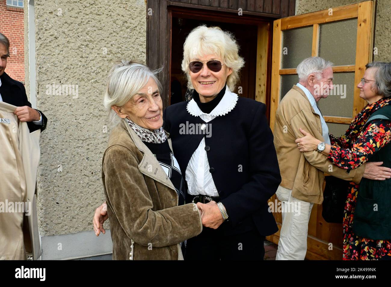 Evelin Matt und Monika Unferferth bei der Trauerfeier des Schauspielers ...