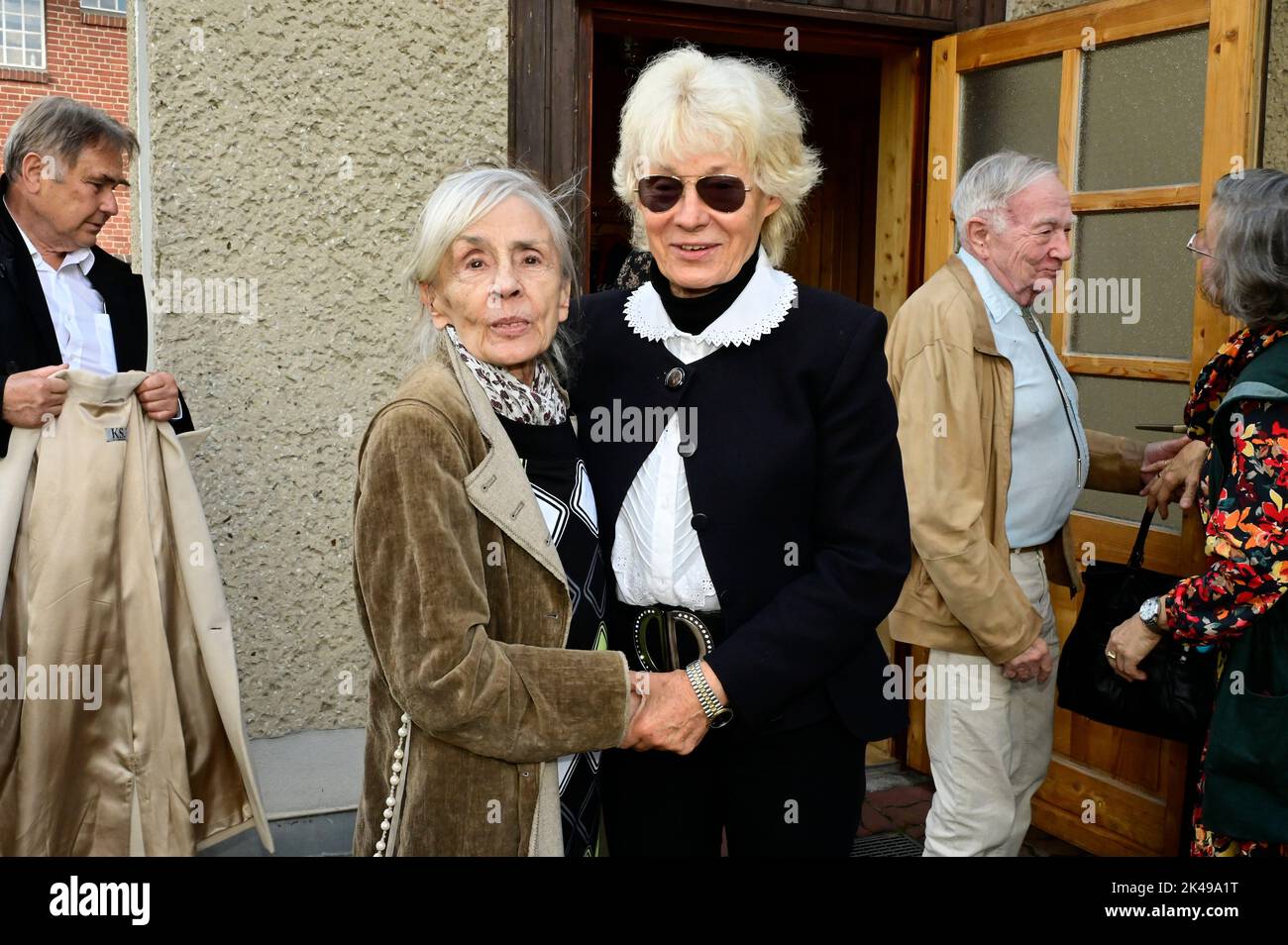 Evelin Matt und Monika Unferferth bei der Trauerfeier des Schauspielers ...