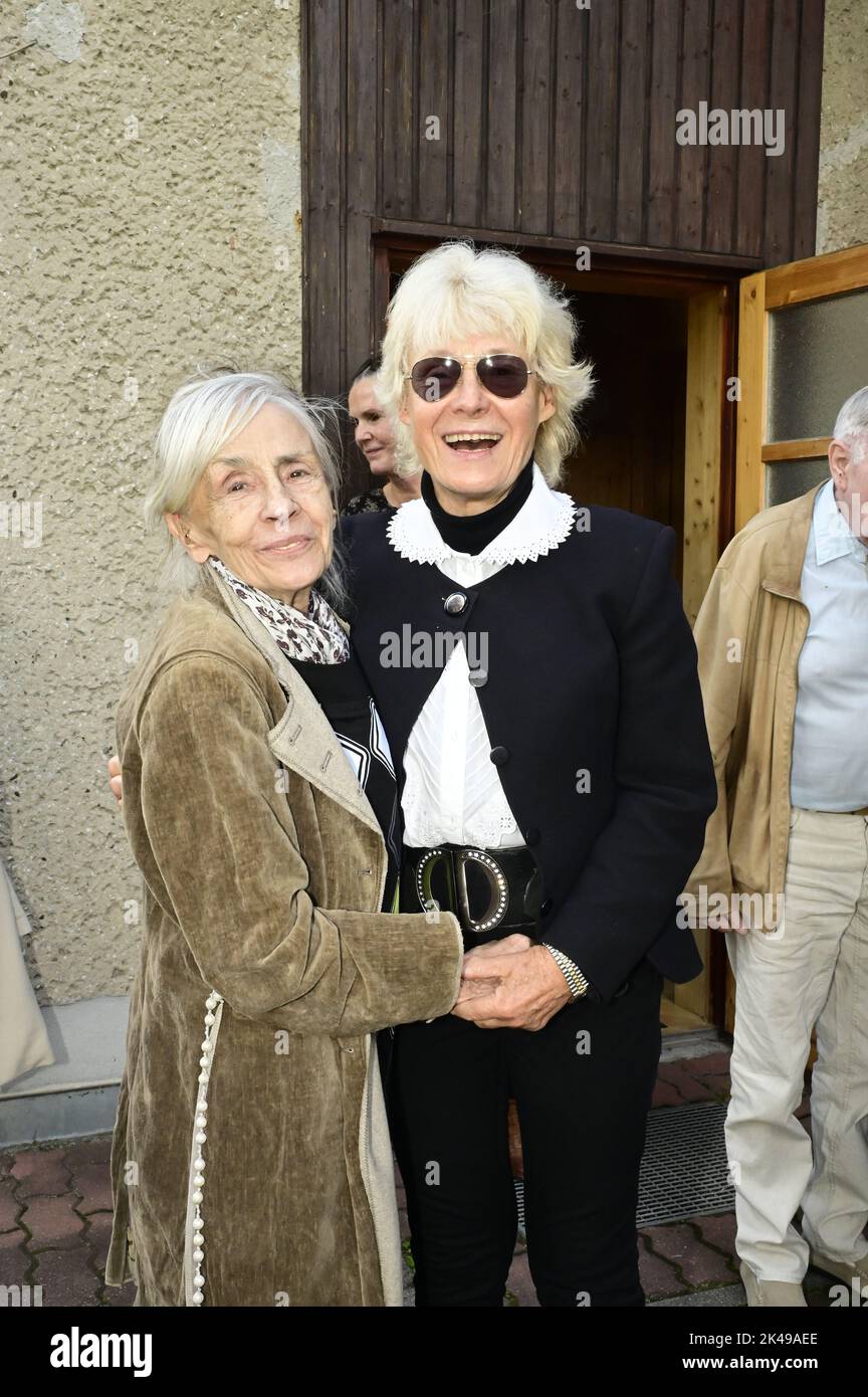 Evelin Matt und Monika Unferferth bei der Trauerfeier des Schauspielers ...