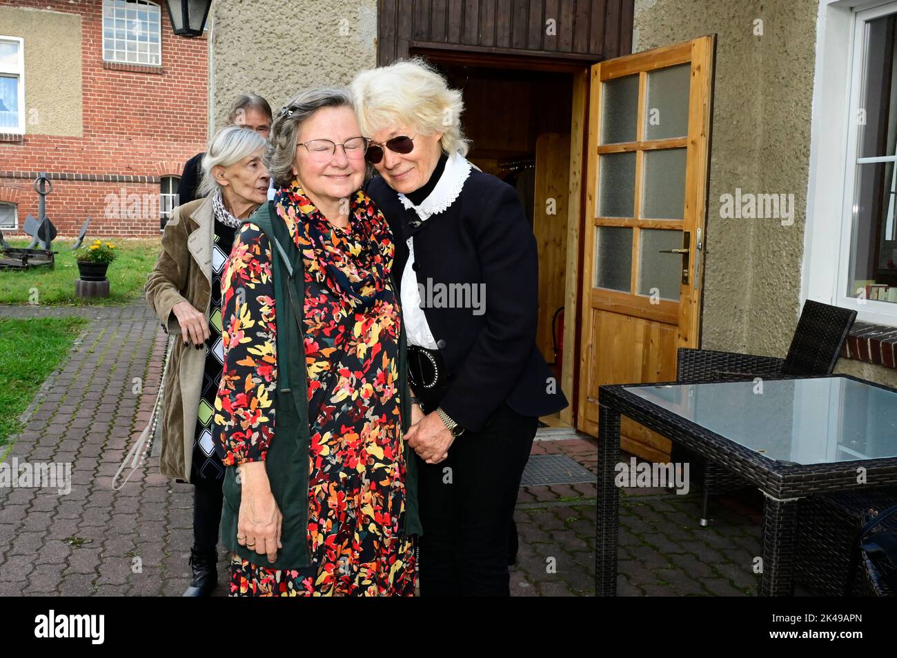 Birgit Behrens-Otto und Monika Unferferth bei der Trauerfeier des ...