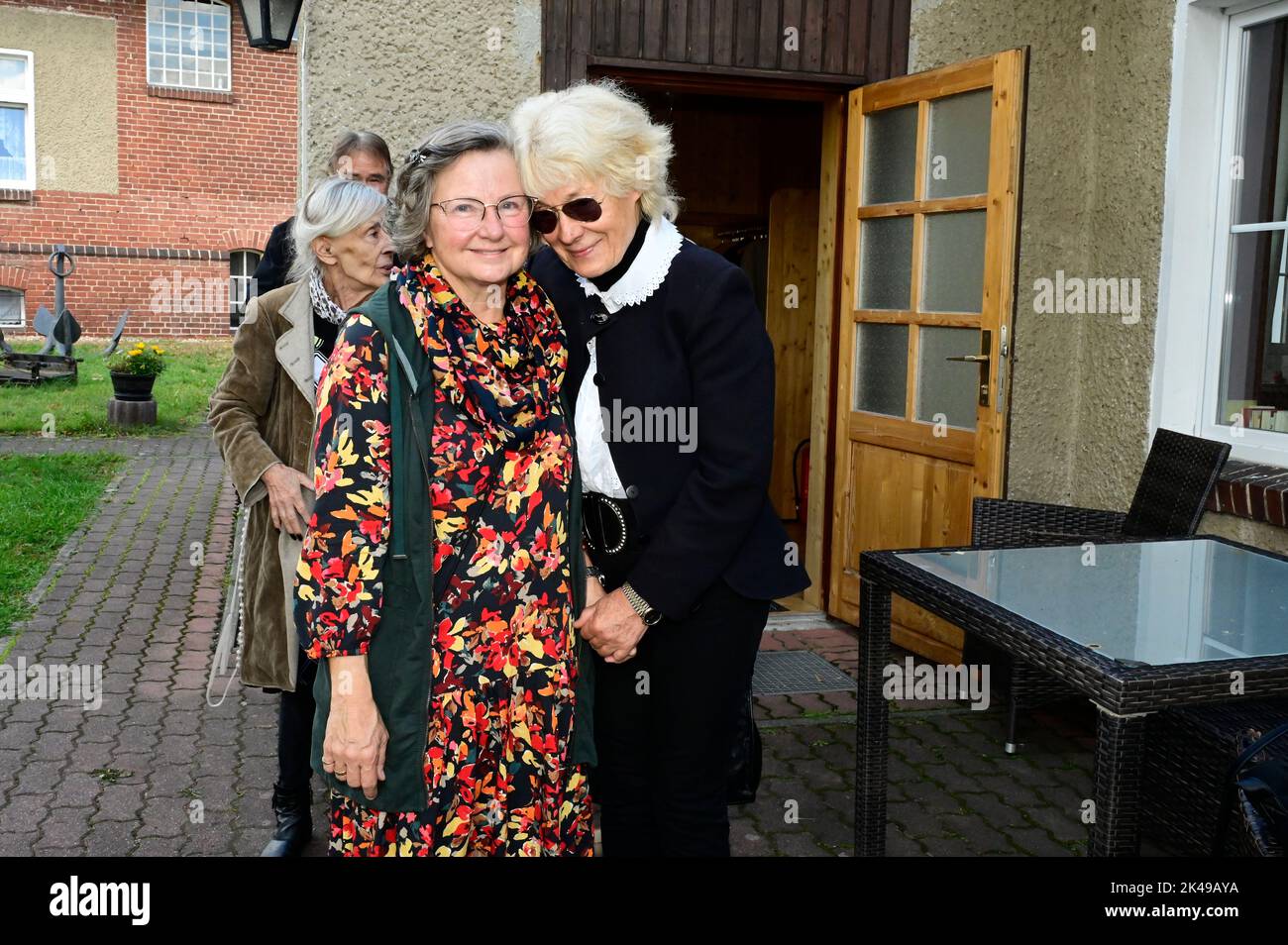 Birgit Behrens-Otto und Monika Unferferth bei der Trauerfeier des ...