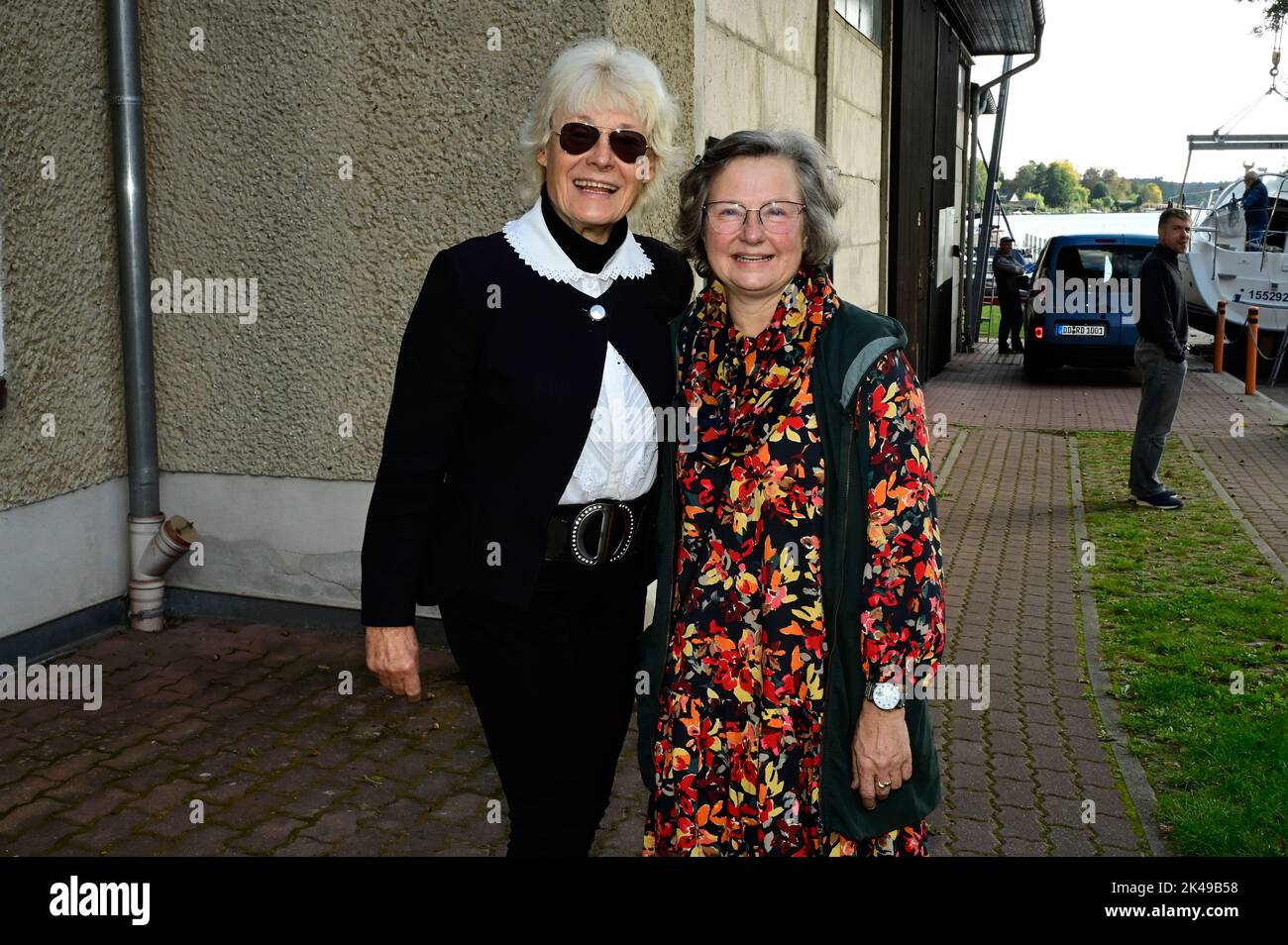 Monika Unferferth und Birgit Behrens-Otto bei der Trauerfeier des ...
