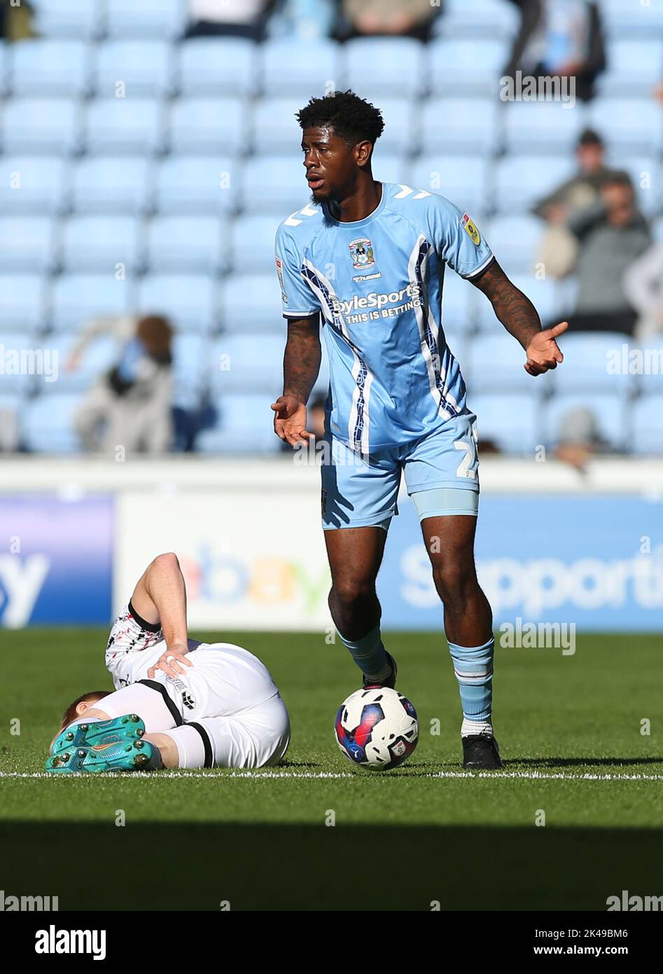 Coventry City's Jonathan Panzo (right) and Middlesbrough's Duncan ...