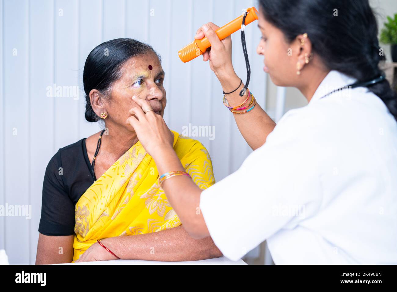Indian docter hi-res stock photography and images - Alamy