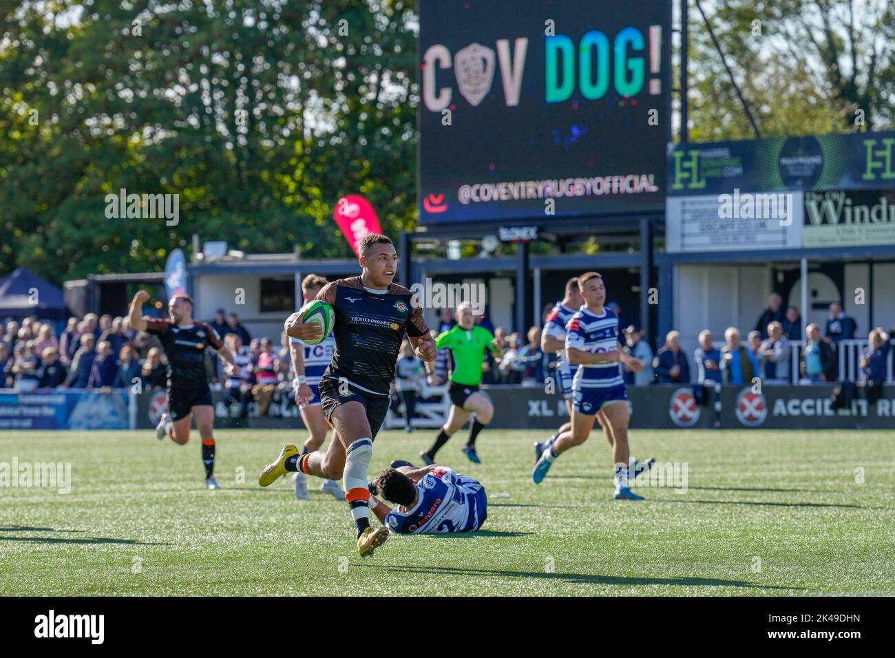 Reuben BIRD-TULLOCH (12) of Ealing Trailfinders breaks away to scores ...