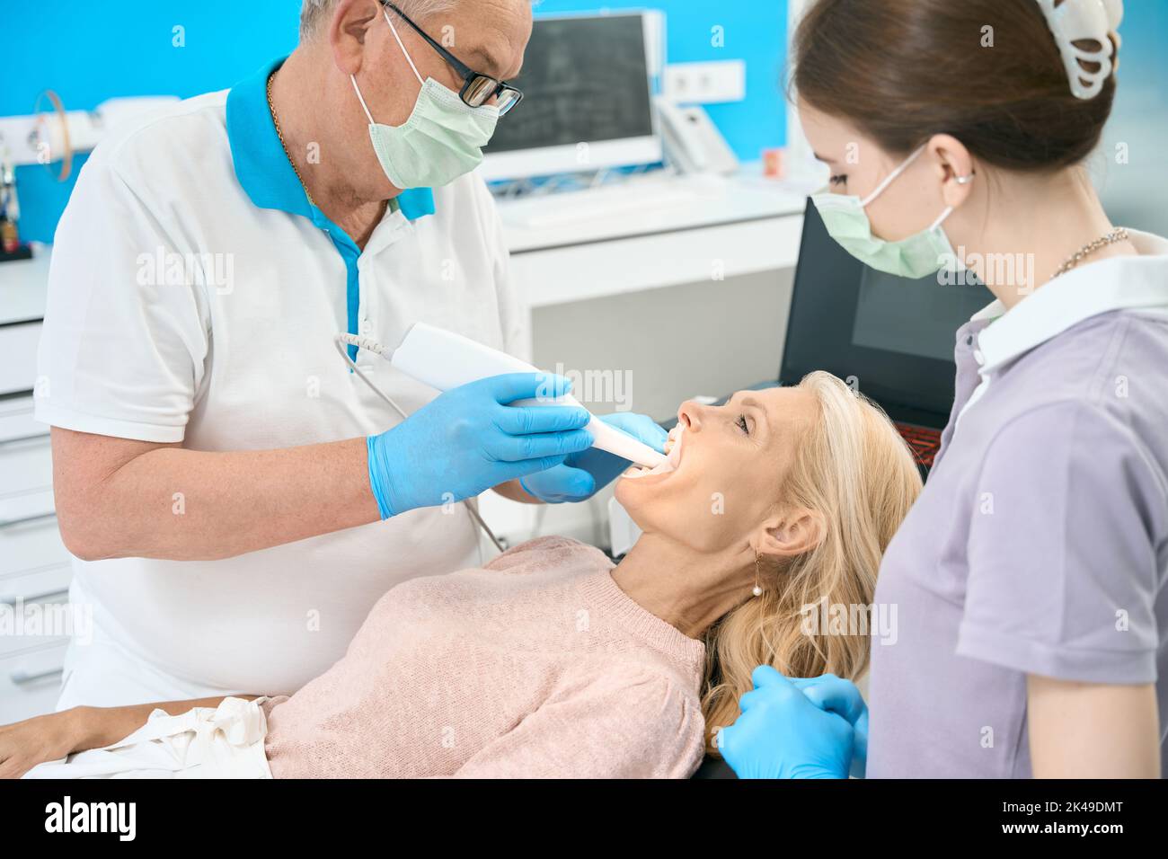 Dentist using innovation device for 3d scan Stock Photo - Alamy