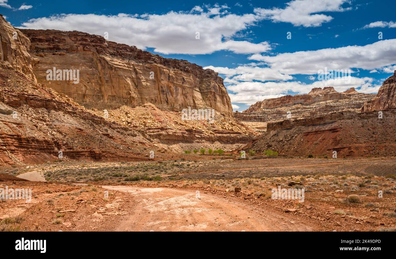 Behind-the-Reef Road, Chute Canyon entrance, San Rafael Reef rock ...