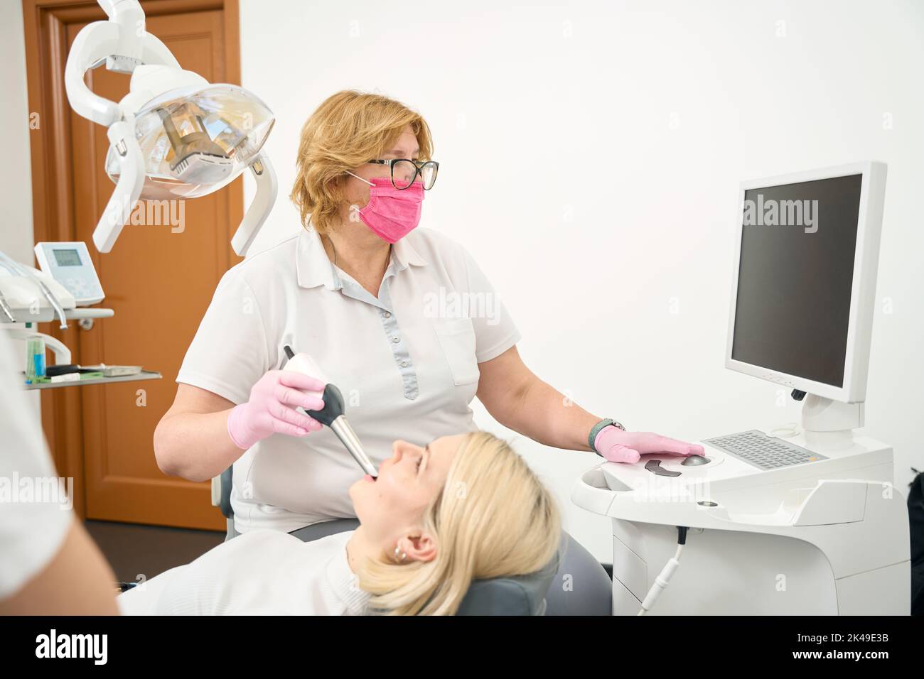 Dentist making 3d teeth scan to female patient Stock Photo - Alamy