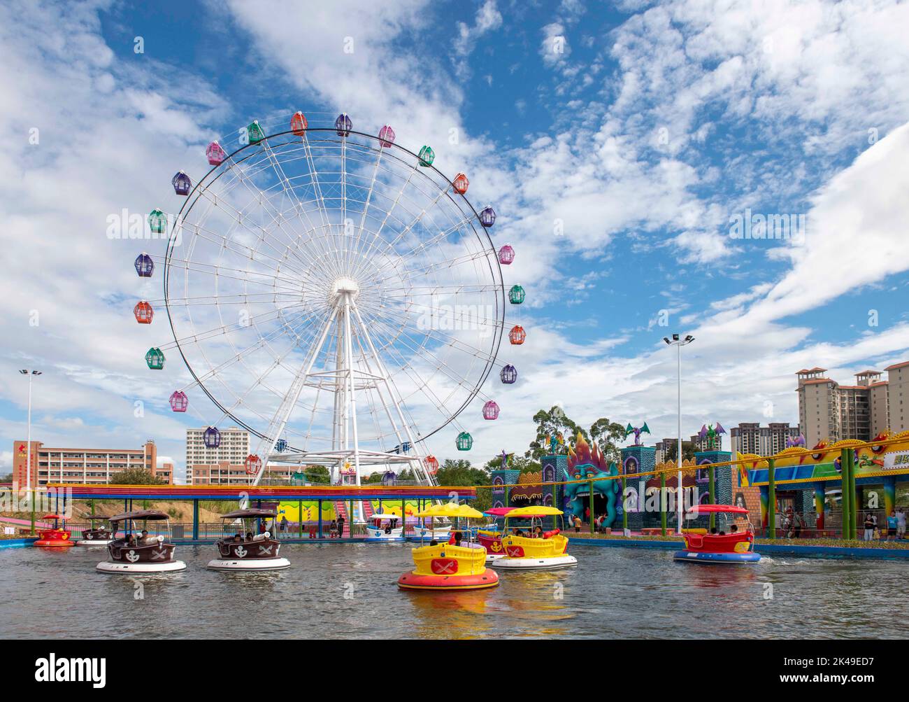Bumper boats amusement hi-res stock photography and images - Alamy