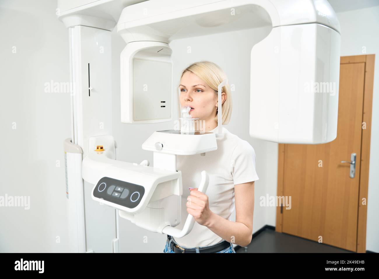 Patient makes an x-ray of the oral cavity Stock Photo - Alamy