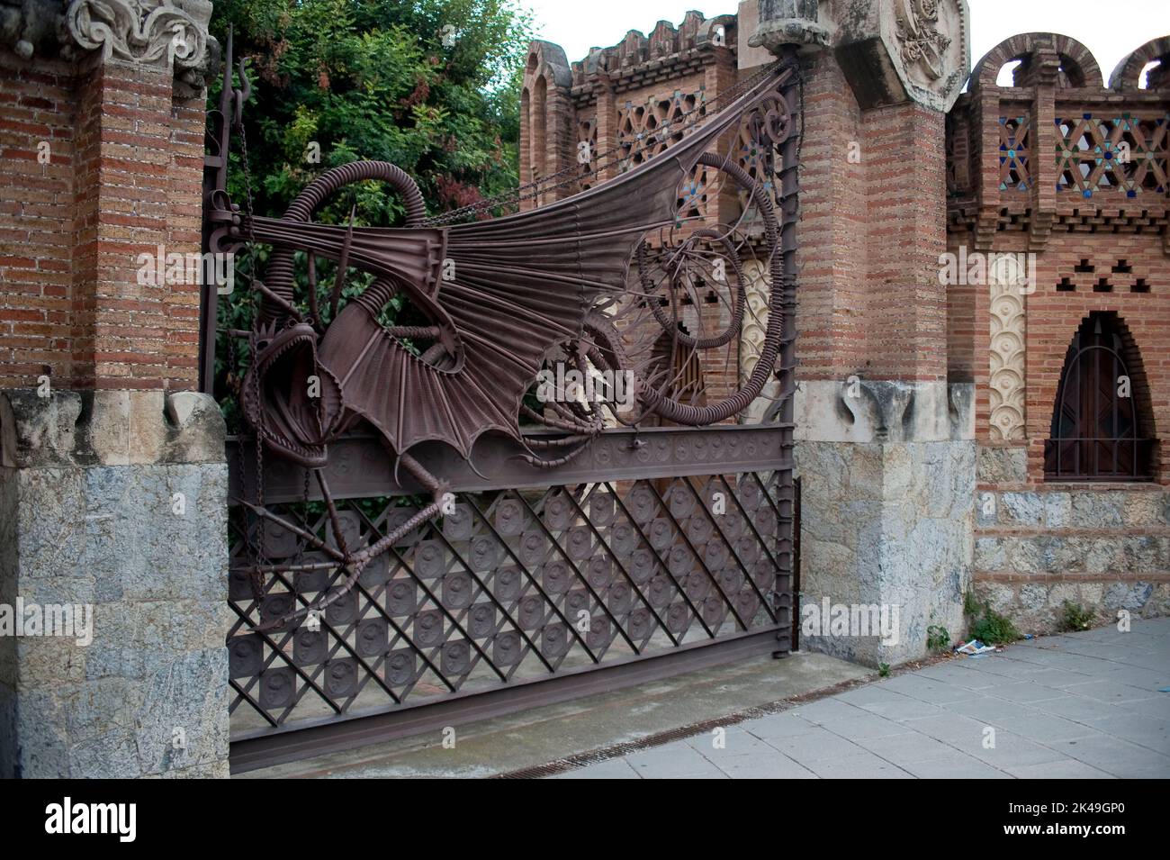 Antoni Gaudi/ Finca Guell, 1885. Dragon de forja. Modernismo. Barcelona ...