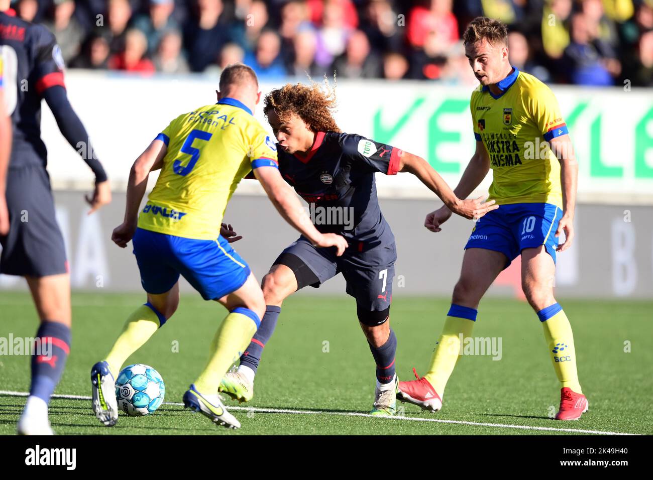 LEEUWARDEN - (lr) Doke Schmidt of SC Cambuur, Xavi Simons of PSV ...