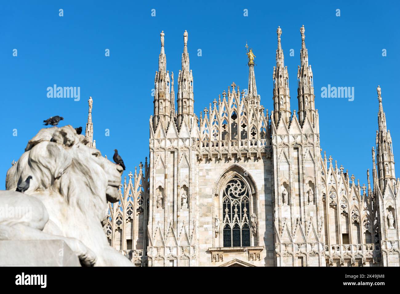 Facade of the Duomo di Milano (Milan Cathedral 1418-1577) and lion ...
