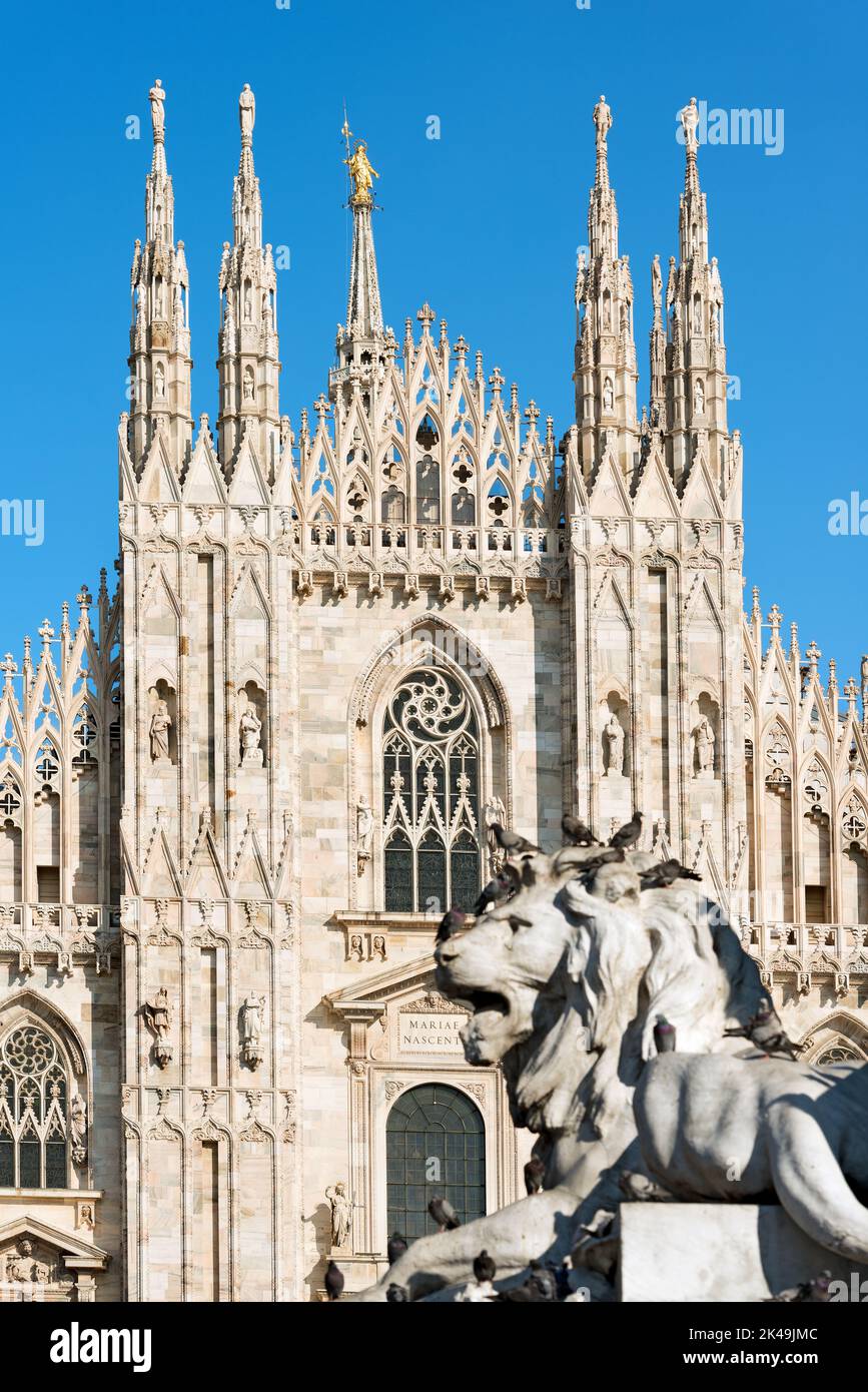 Facade of the Duomo di Milano (Milan Cathedral 1418-1577) and lion ...
