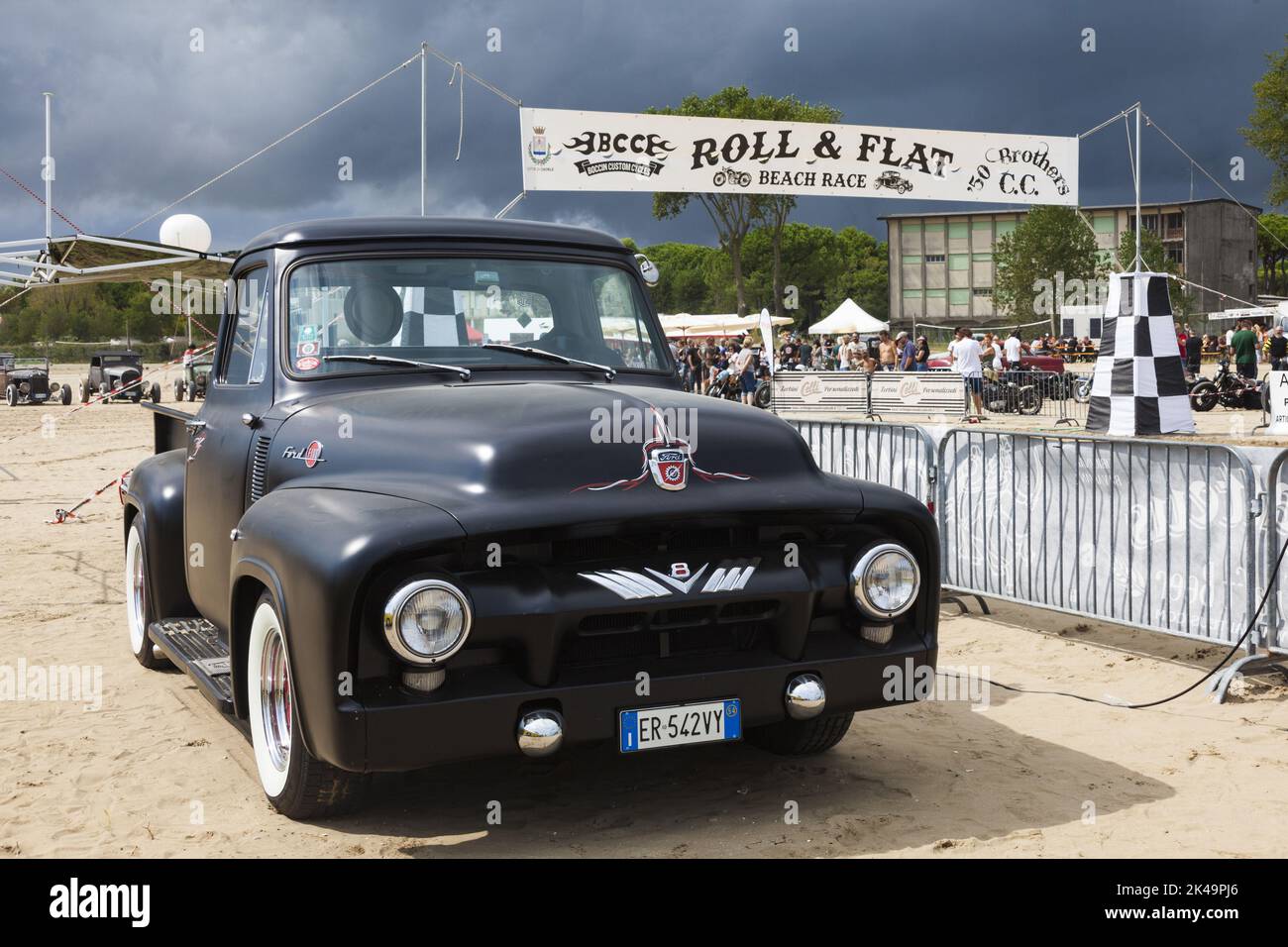 Hot rod on the beach in Caorle, near Venice - rockabilly cars - Roll e ...