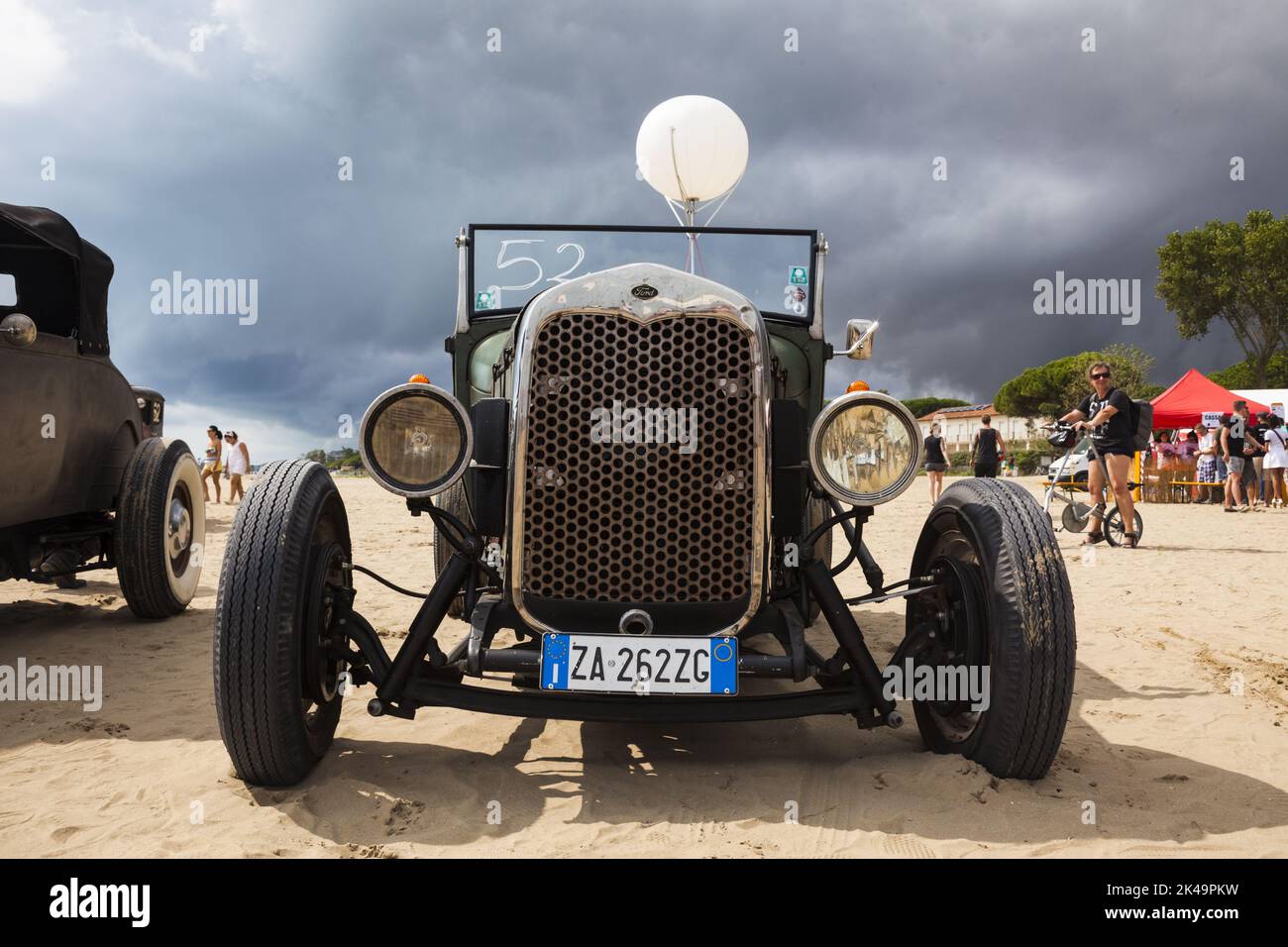 Hot rod on the beach in Caorle, near Venice - rockabilly cars - Roll e ...