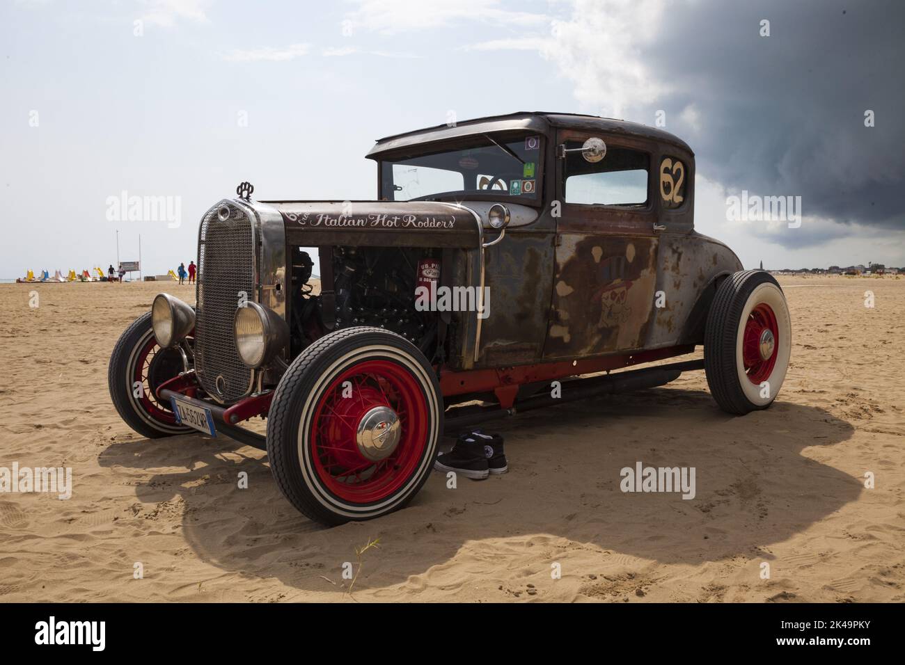 Hot rod on the beach in Caorle, near Venice - rockabilly cars - Roll e ...