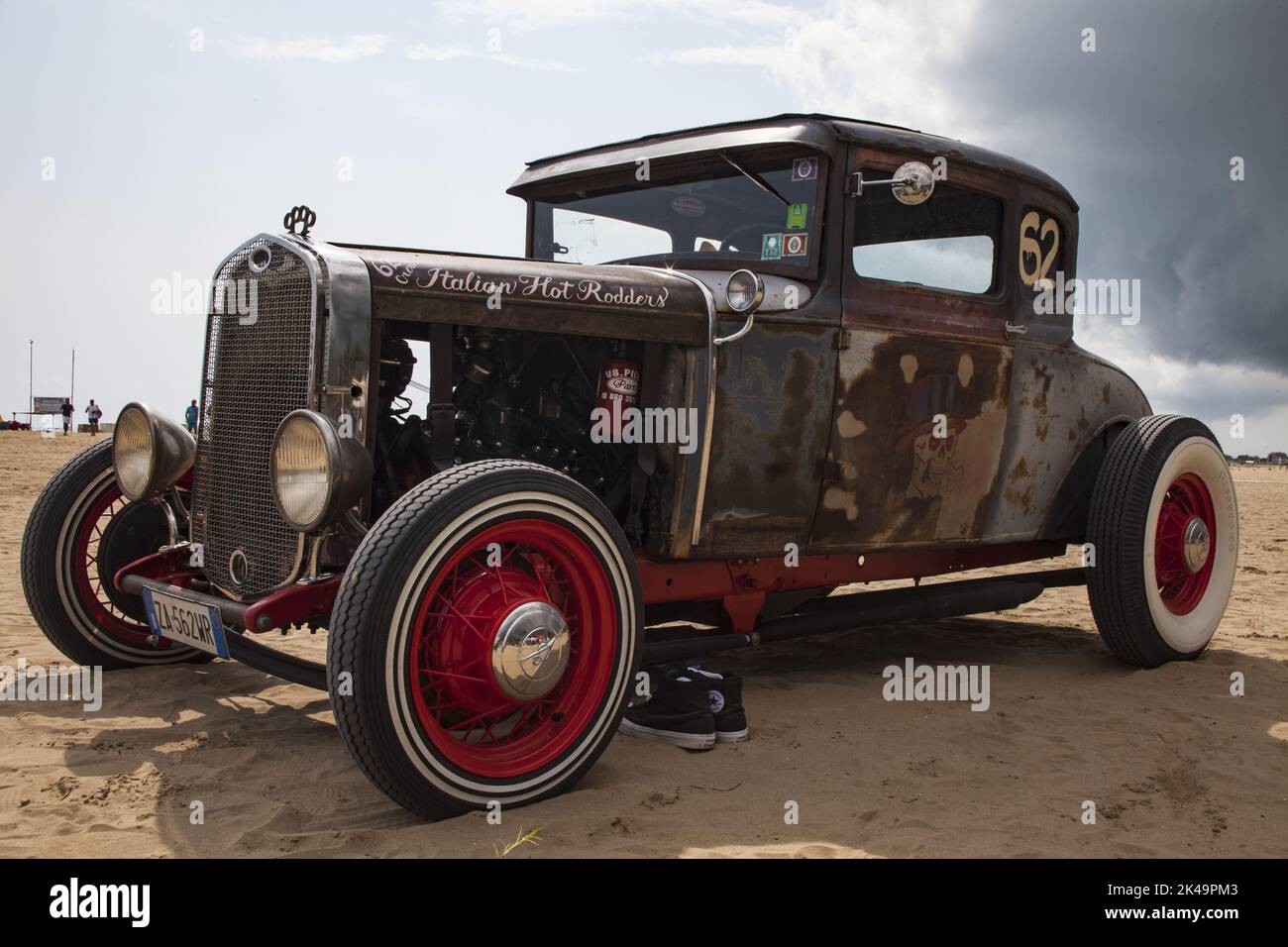 Hot rod on the beach in Caorle, near Venice - rockabilly cars - Roll e ...