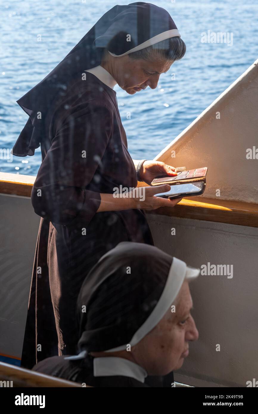 Nun at mobile phone hi-res stock photography and images - Alamy