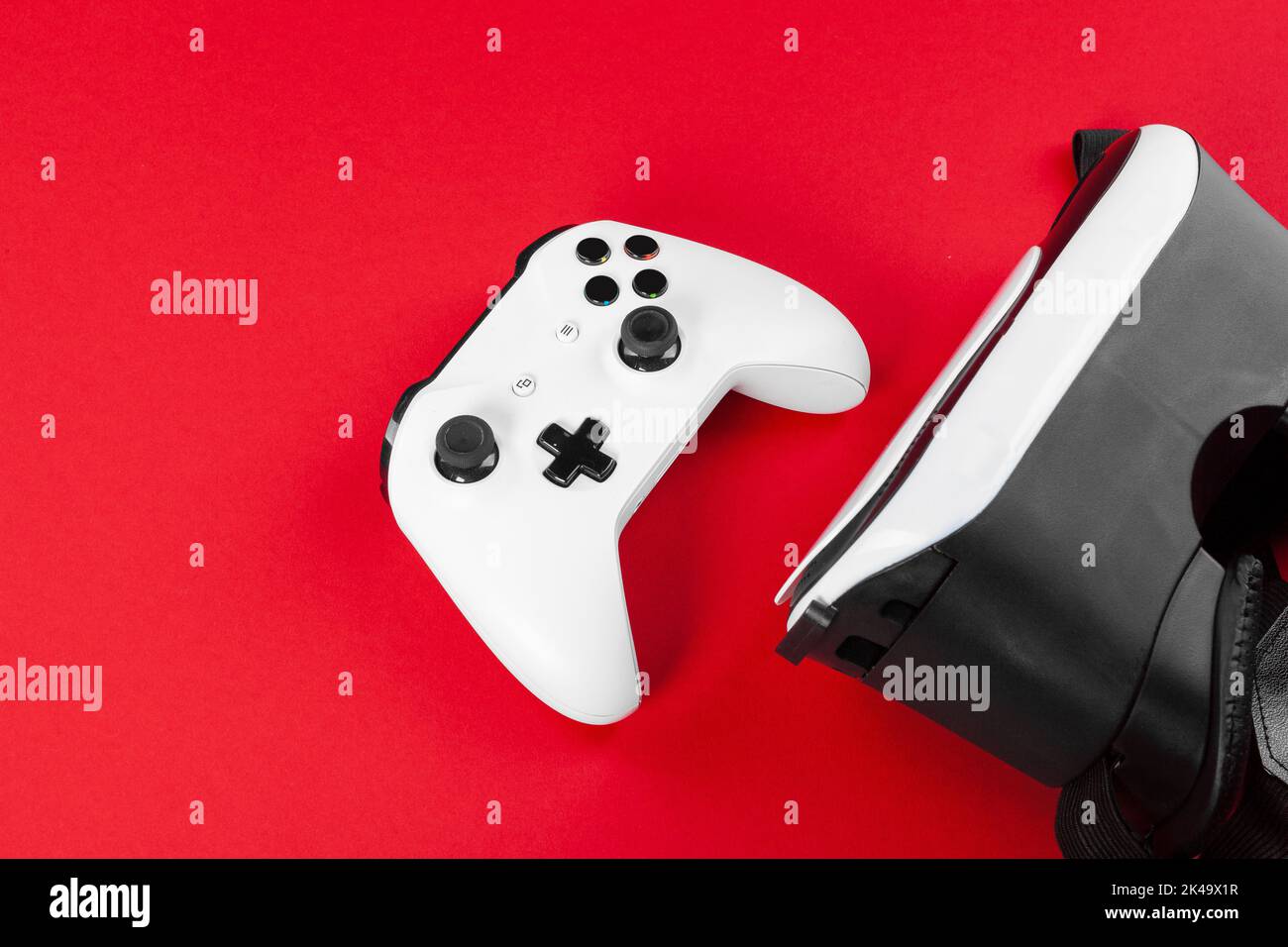 VR Headset on color table background Stock Photo - Alamy