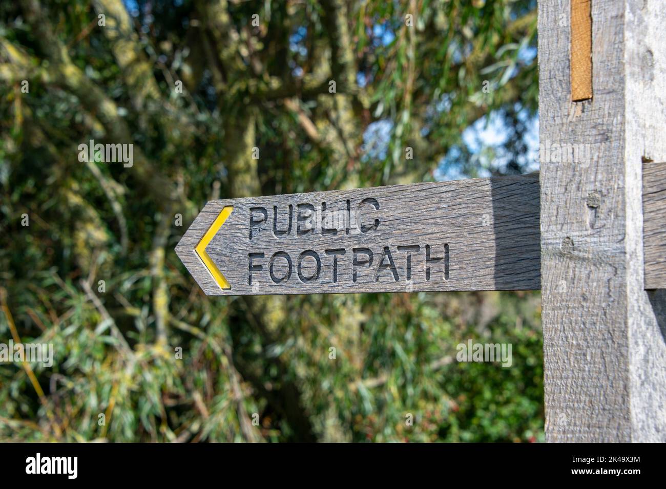 Footpath direction arrow hi-res stock photography and images - Alamy