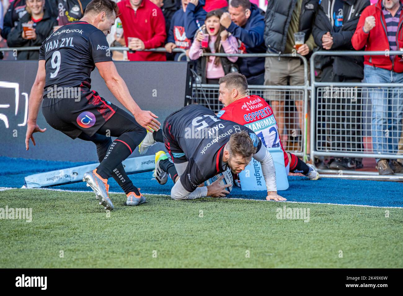 LONDON, UNITED KINGDOM. 01th, Oct 2022. Elliot Daly of Saracens scored ...