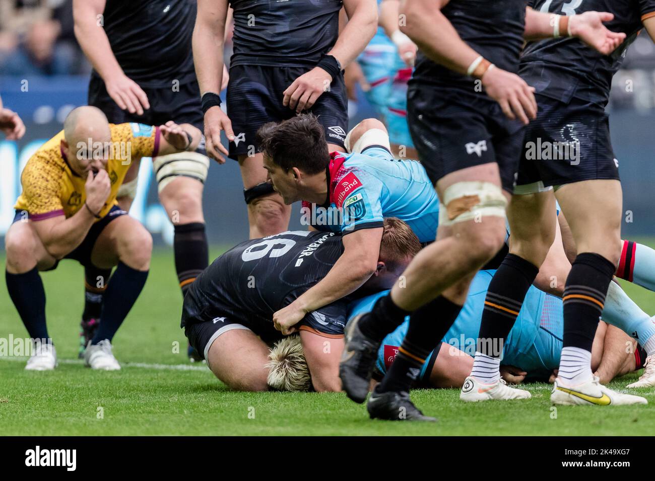 SWANSEA, WALES - OCTOBER 01: Glasgow Warriors Oli Kebble scores a late ...